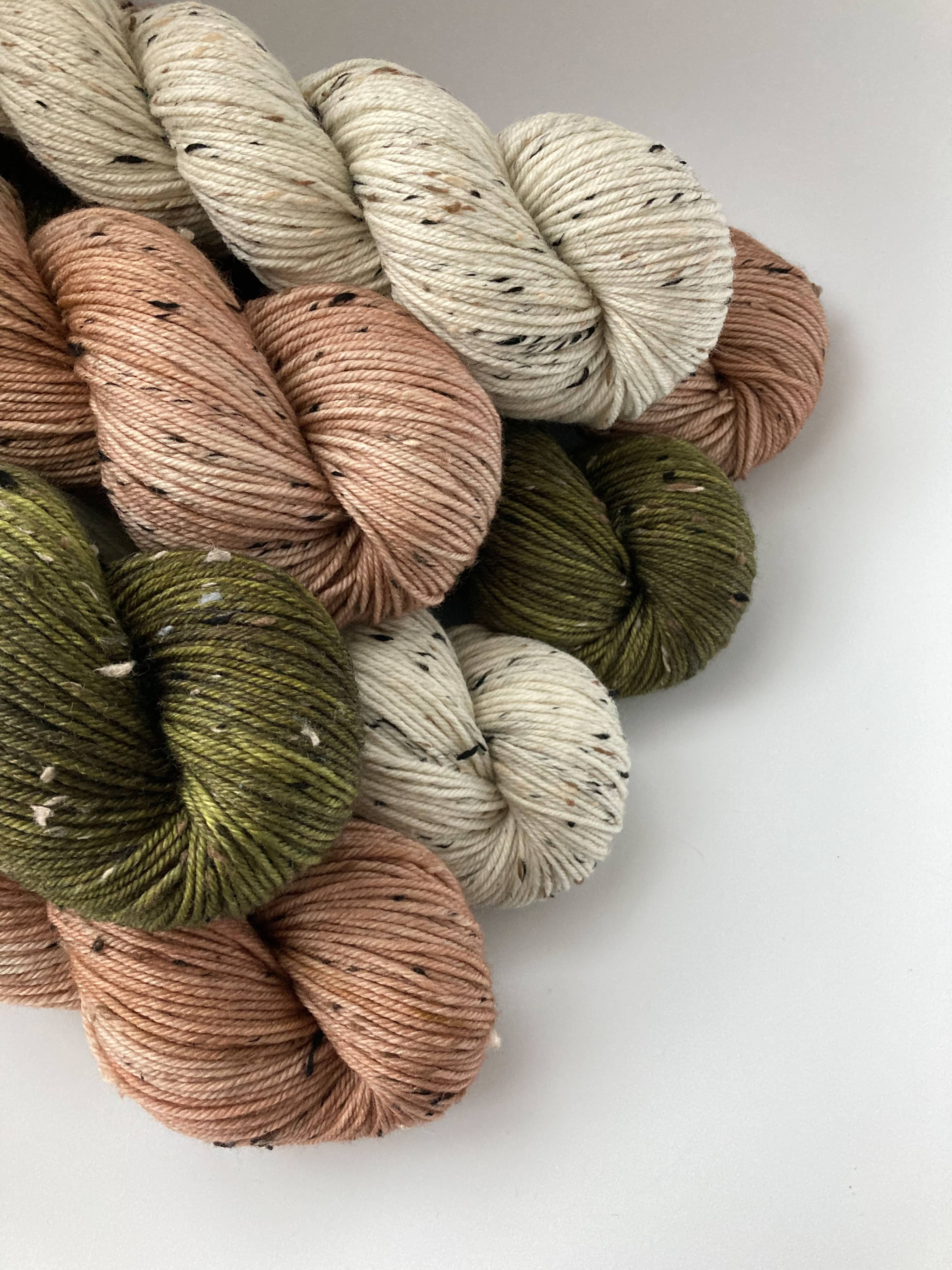 Tweed garn - Håndfarvet tweed - Tweedy DK - Nibe Garn – Sabinas Farver